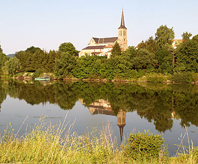 Radfahren auf dem Moseltalradweg: Kirche in Malling