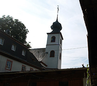 Radfahren auf dem Moseltalradweg: Kirche in "Brauneberg"